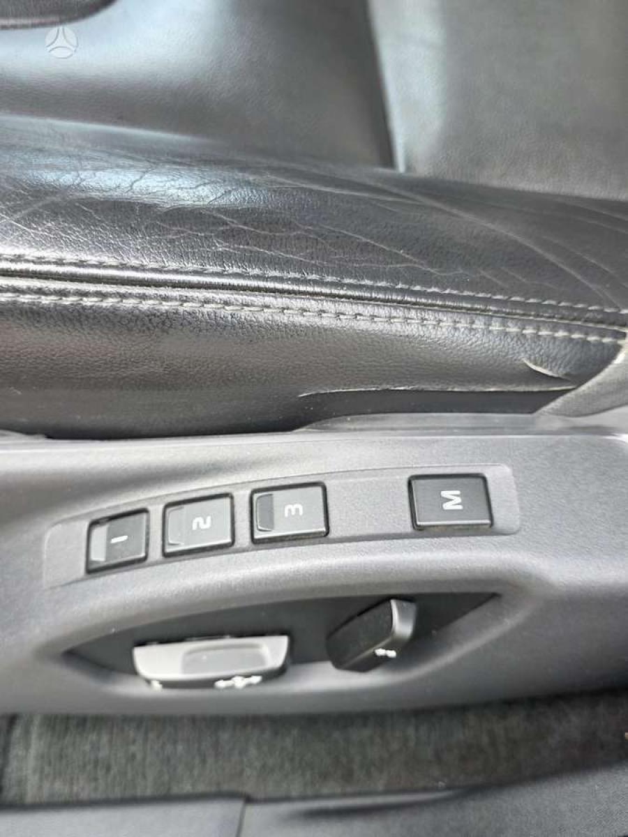 Grey Volvo XC60 2014 in Vilnius, with an engine capacity of 2.40 L and mileage of 203 thousand km for 15600 €, photo 26 on AUTOMOTO.COM.LV