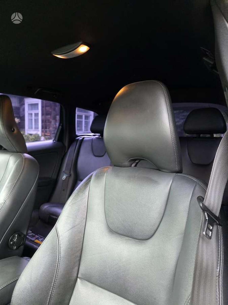 Grey Volvo XC60 2014 in Vilnius, with an engine capacity of 2.40 L and mileage of 203 thousand km for 15600 €, photo 27 on AUTOMOTO.COM.LV