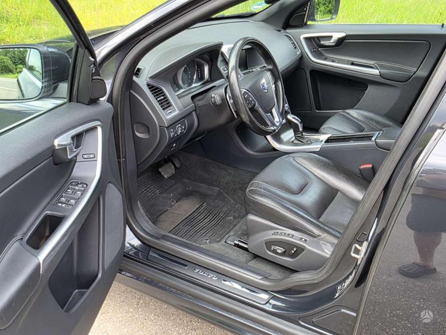 Grey Volvo XC60 2014 in Vilnius, with an engine capacity of 2.40 L and mileage of 203 thousand km for 15600 €, photo 29 on AUTOMOTO.COM.LV