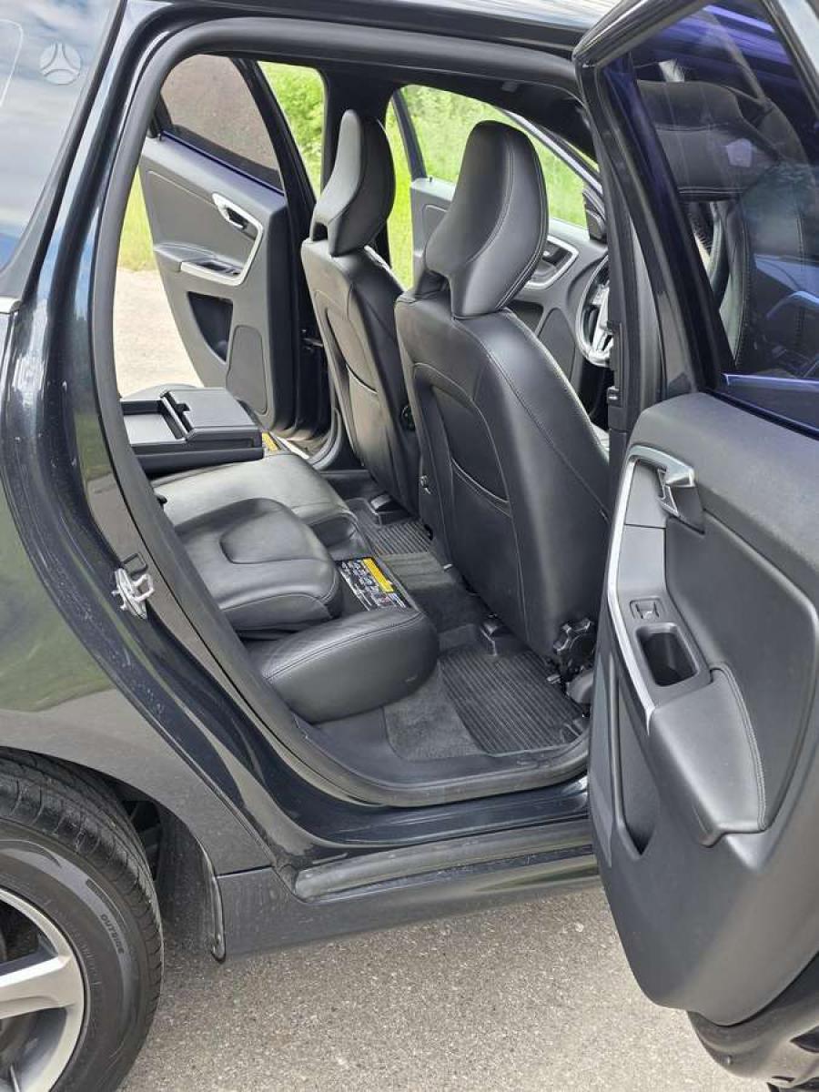 Grey Volvo XC60 2014 in Vilnius, with an engine capacity of 2.40 L and mileage of 203 thousand km for 15600 €, photo 31 on AUTOMOTO.COM.LV