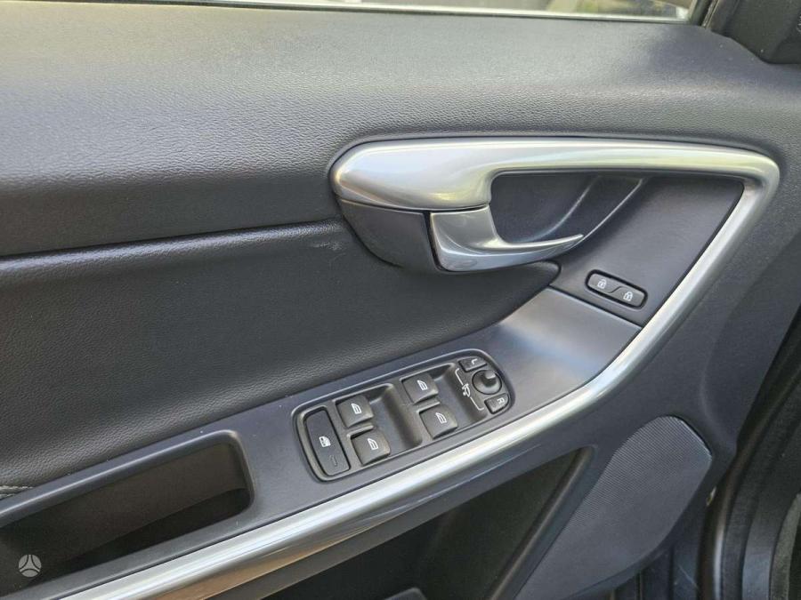 Grey Volvo XC60 2014 in Siauliai, with an engine capacity of 2.40 L and mileage of 262 thousand km for 13959 €, photo 28 on AUTOMOTO.COM.LV