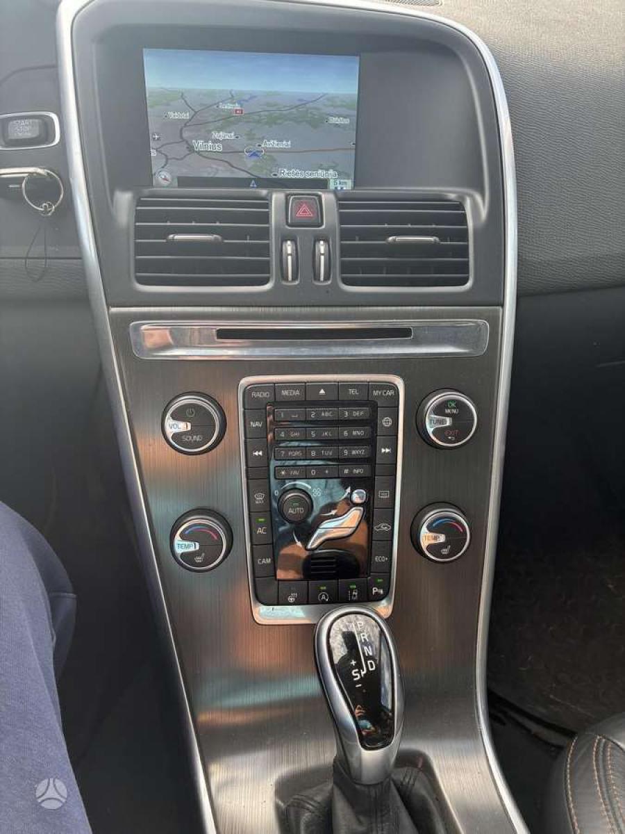 Grey Volvo XC60 2014 in Vilnius, with an engine capacity of 1.97 L and mileage of 323 thousand km for 10500 €, photo 8 on AUTOMOTO.COM.LV