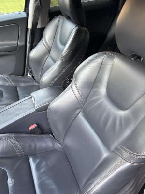 Grey Volvo XC60 2014 in Vilnius, with an engine capacity of 1.97 L and mileage of 323 thousand km for 10500 €, photo 16 on AUTOMOTO.COM.LV