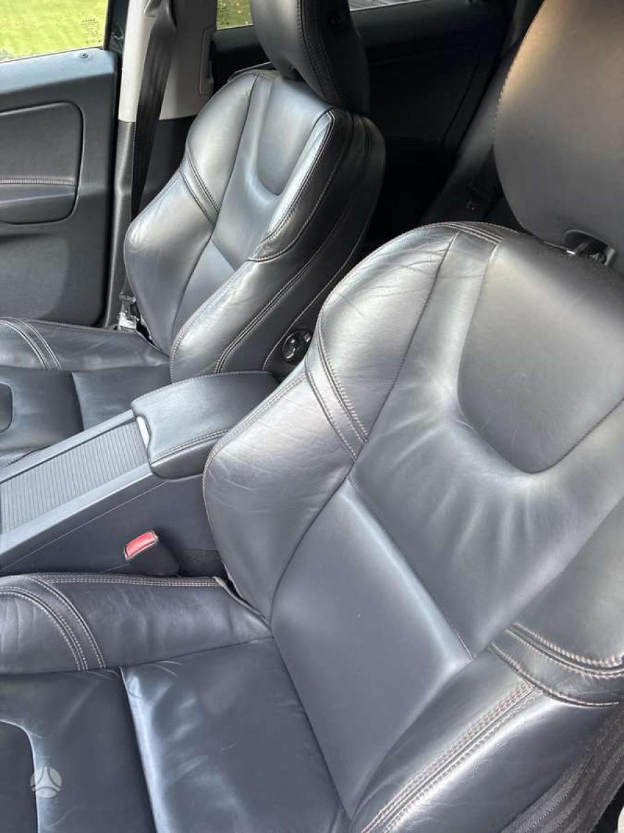 Grey Volvo XC60 2014 in Vilnius, with an engine capacity of 1.97 L and mileage of 323 thousand km for 10500 €, photo 16 on AUTOMOTO.COM.LV
