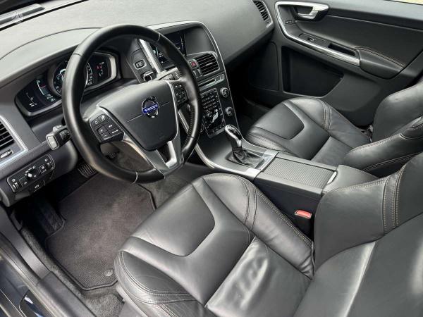 Grey Volvo XC60 2014 in Alytus, with an engine capacity of 2.40 L and mileage of 284 thousand km for 12900 €, photo 8 on AUTOMOTO.COM.LV