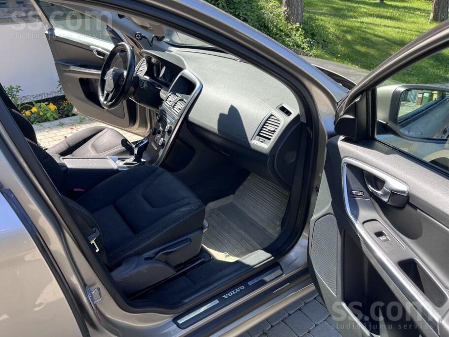 Pelēks Volvo XC60 2015 Rīga, ar dzinēja tilpumu 2.40 L un nobraukumu 288 tūkst. km par 7500 €, foto 7 vietnē AUTOMOTO.COM.LV