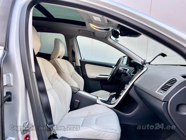 Pelēks Volvo XC60 2015 Tallina, ar dzinēja tilpumu 2.40 L un nobraukumu 239 tūkst. km par 13999 €, foto 11 vietnē AUTOMOTO.COM.LV