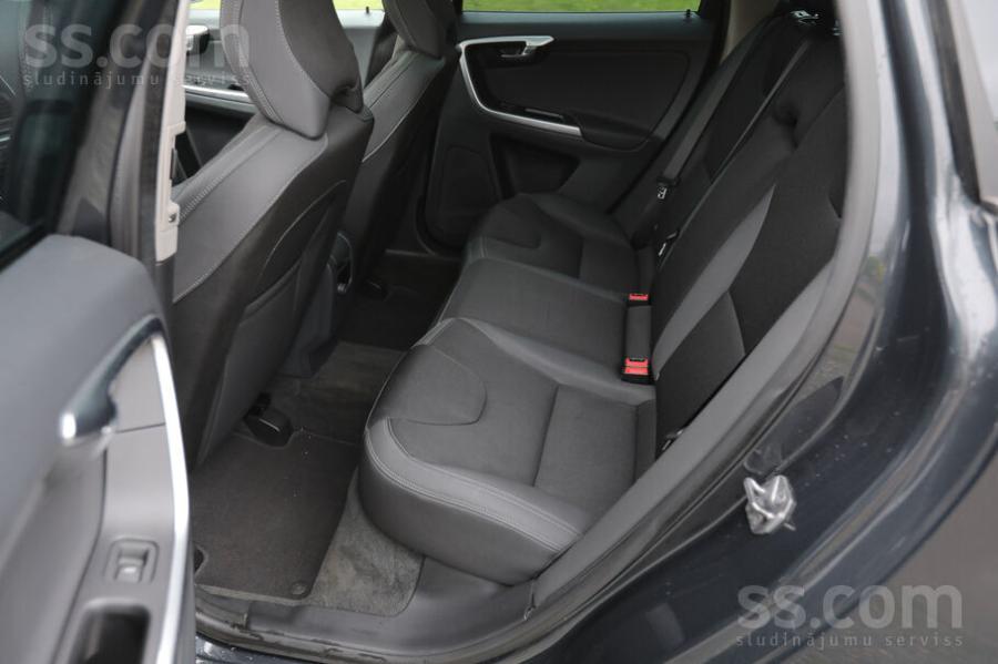 Pelēks Volvo XC60 2015 Rīga, ar dzinēja tilpumu 2.00 L un nobraukumu 270 tūkst. km par 11990 €, foto 10 vietnē AUTOMOTO.COM.LV