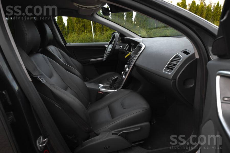 Grey Volvo XC60 2015 in Jelgava, with an engine capacity of 2.00 L and mileage of 235 thousand km for 11990 €, photo 11 on AUTOMOTO.COM.LV