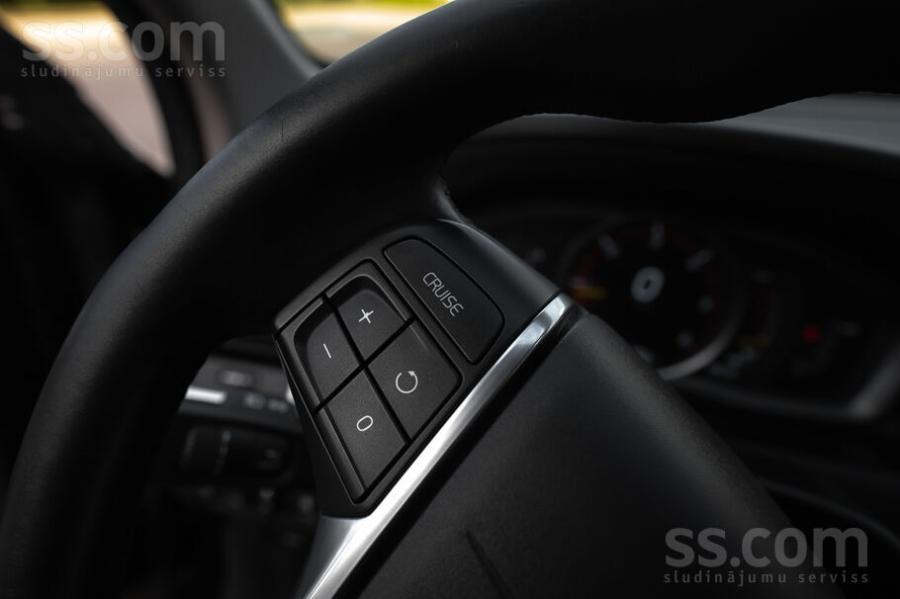 Grey Volvo XC60 2015 in Jelgava, with an engine capacity of 2.00 L and mileage of 235 thousand km for 11990 €, photo 17 on AUTOMOTO.COM.LV
