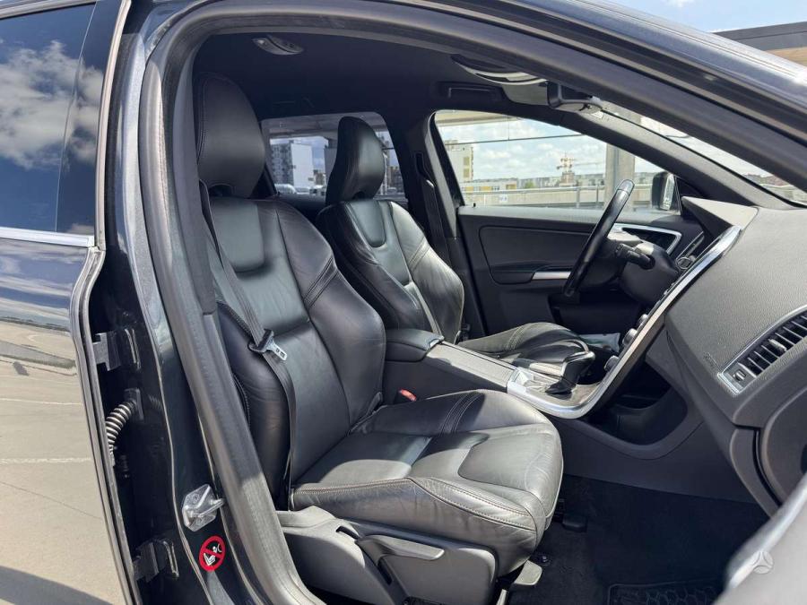 Pelēks Volvo XC60 2015 Viļņa, ar dzinēja tilpumu 2.40 L un nobraukumu 203 tūkst. km par 12900 €, foto 18 vietnē AUTOMOTO.COM.LV