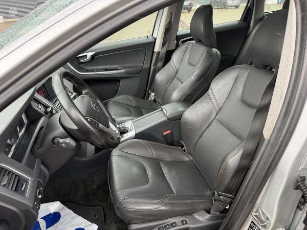 Grey Volvo XC60 2015 in Taurage, with an engine capacity of 1.97 L and mileage of 284 thousand km for 7899 €, photo 10 on AUTOMOTO.COM.LV