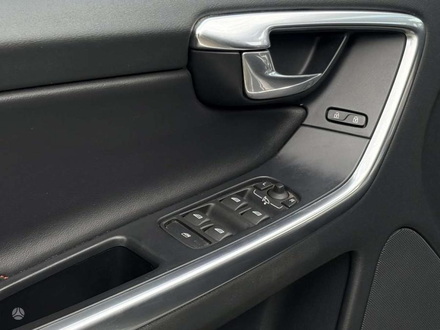 Pelēks Volvo XC60 2015 Klaipėda, ar dzinēja tilpumu 2.40 L un nobraukumu 310 tūkst. km par 11500 €, foto 20 vietnē AUTOMOTO.COM.LV