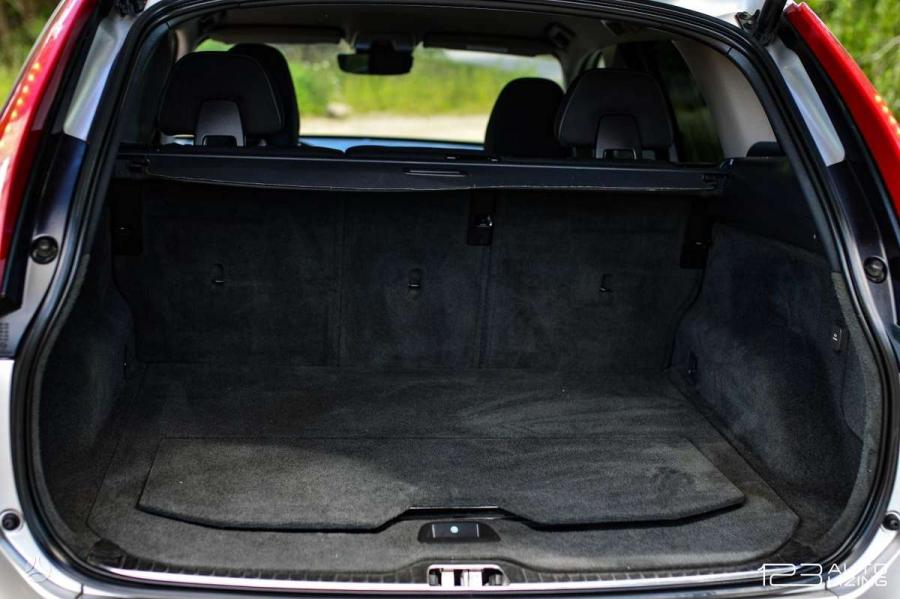 Grey Volvo XC60 2015 in Kretinga, with an engine capacity of 2.00 L and mileage of 262 thousand km for 12250 €, photo 10 on AUTOMOTO.COM.LV