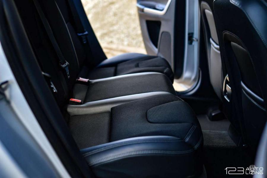 Grey Volvo XC60 2015 in Kretinga, with an engine capacity of 2.00 L and mileage of 262 thousand km for 12250 €, photo 12 on AUTOMOTO.COM.LV