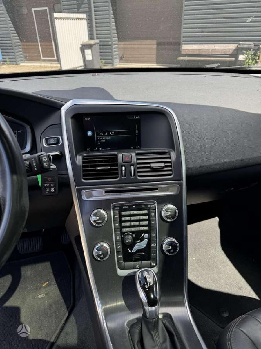 Grey Volvo XC60 2015 in Alytus, with an engine capacity of 2.00 L and mileage of 286 thousand km for 9950 €, photo 14 on AUTOMOTO.COM.LV