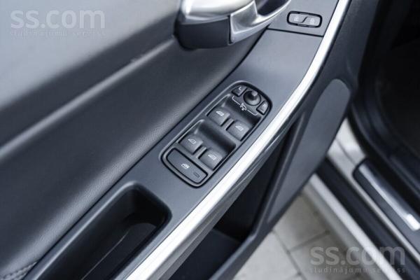 Grey Volvo XC60 2015 in Riga, with an engine capacity of 2.40 L and mileage of 209 thousand km for 9750 €, photo 7 on AUTOMOTO.COM.LV