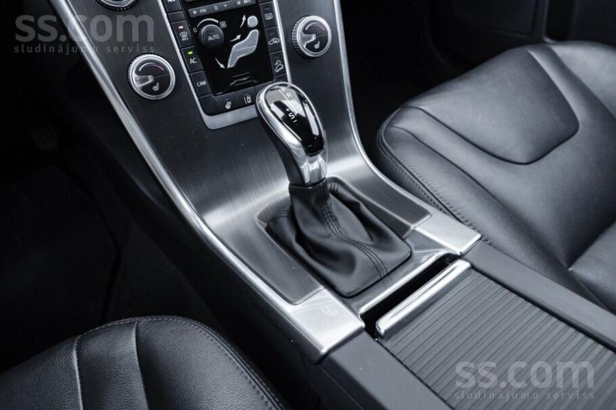 Pelēks Volvo XC60 2015 Rīga, ar dzinēja tilpumu 2.40 L un nobraukumu 209 tūkst. km par 9750 €, foto 18 vietnē AUTOMOTO.COM.LV