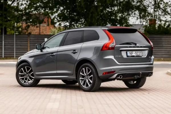 Pelēks Volvo XC60 2015 Jelgava, ar dzinēja tilpumu 2.40 L un nobraukumu 247 tūkst. km par 18500 €, foto 4 vietnē AUTOMOTO.COM.LV