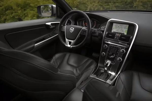 Pelēks Volvo XC60 2015 Jelgava, ar dzinēja tilpumu 2.40 L un nobraukumu 247 tūkst. km par 18500 €, foto 7 vietnē AUTOMOTO.COM.LV
