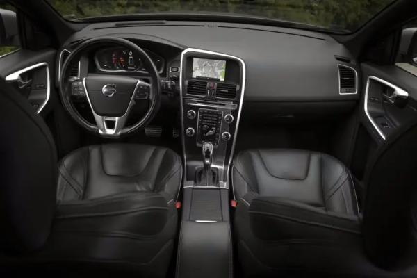 Pelēks Volvo XC60 2015 Jelgava, ar dzinēja tilpumu 2.40 L un nobraukumu 247 tūkst. km par 18500 €, foto 8 vietnē AUTOMOTO.COM.LV