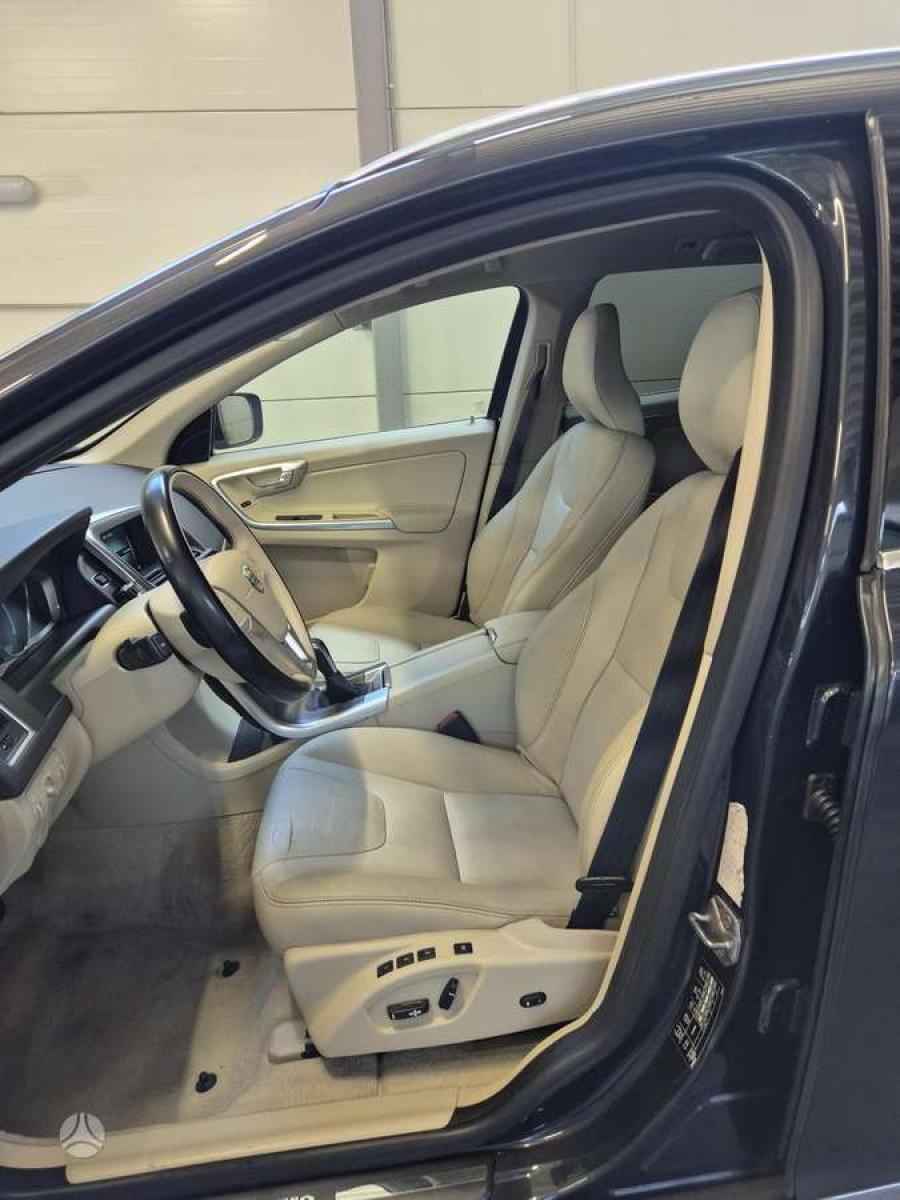 Grey Volvo XC60 2015 in Raseiniai, with an engine capacity of 1.97 L and mileage of 249 thousand km for 9300 €, photo 11 on AUTOMOTO.COM.LV