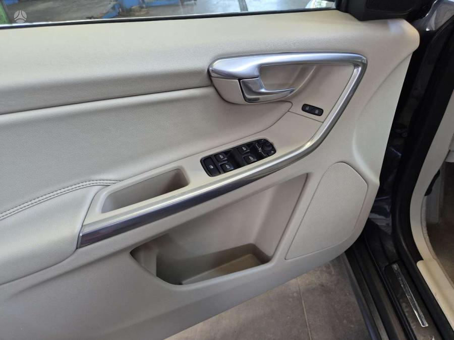 Grey Volvo XC60 2015 in Raseiniai, with an engine capacity of 1.97 L and mileage of 249 thousand km for 9300 €, photo 13 on AUTOMOTO.COM.LV