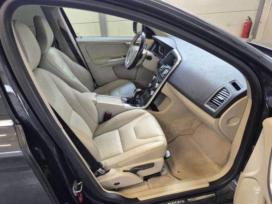 Grey Volvo XC60 2015 in Raseiniai, with an engine capacity of 1.97 L and mileage of 249 thousand km for 9300 €, photo 15 on AUTOMOTO.COM.LV