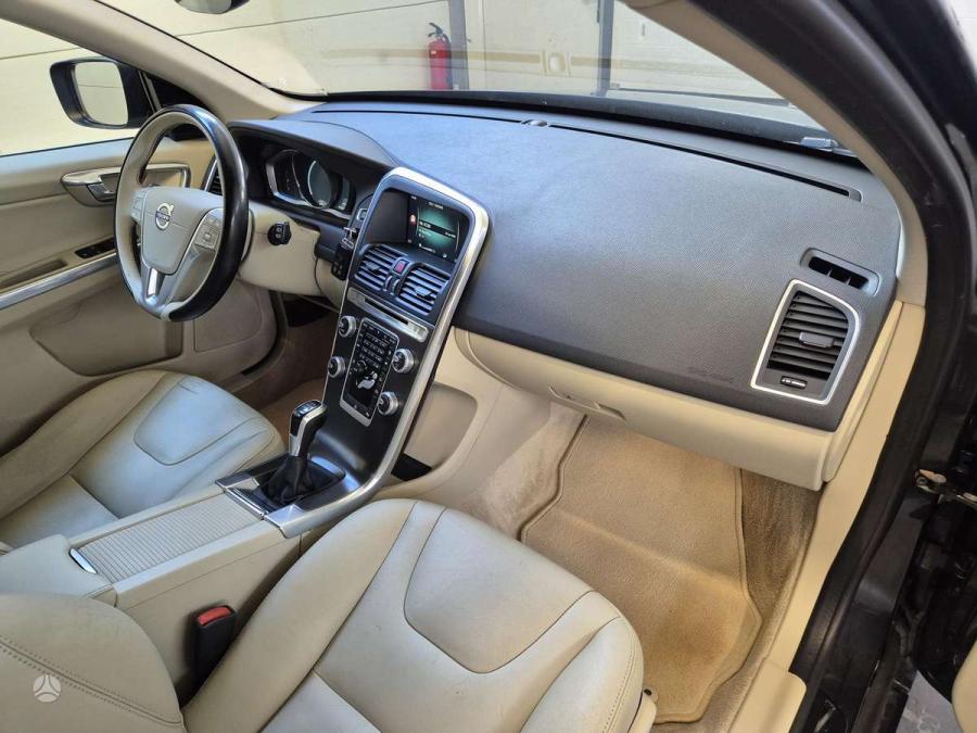 Grey Volvo XC60 2015 in Raseiniai, with an engine capacity of 1.97 L and mileage of 249 thousand km for 9300 €, photo 16 on AUTOMOTO.COM.LV