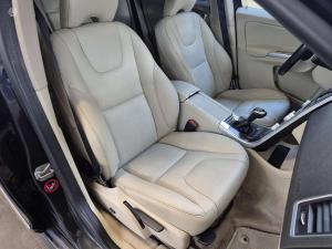 Grey Volvo XC60 2015 in Raseiniai, with an engine capacity of 1.97 L and mileage of 249 thousand km for 9300 €, photo 17 on AUTOMOTO.COM.LV
