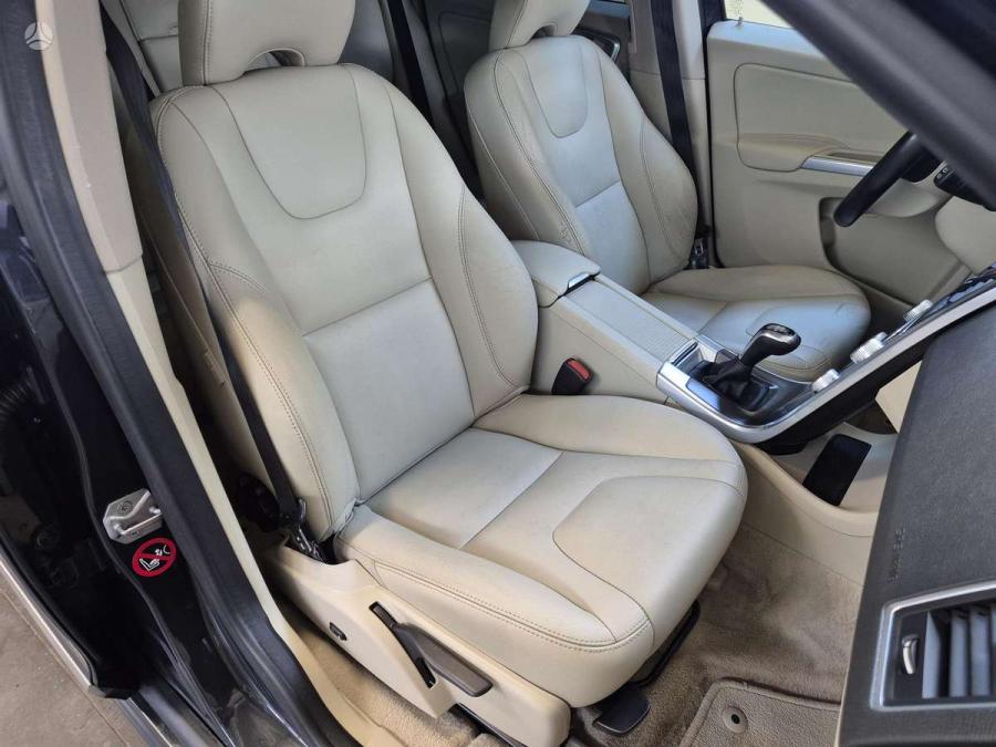Grey Volvo XC60 2015 in Raseiniai, with an engine capacity of 1.97 L and mileage of 249 thousand km for 9300 €, photo 17 on AUTOMOTO.COM.LV