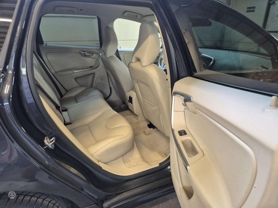 Grey Volvo XC60 2015 in Raseiniai, with an engine capacity of 1.97 L and mileage of 249 thousand km for 9300 €, photo 19 on AUTOMOTO.COM.LV