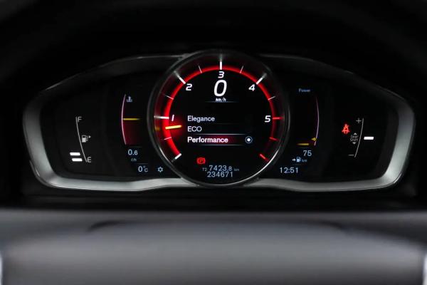 Pelēks Volvo XC60 2015 Rīga, ar dzinēja tilpumu 2.40 L un nobraukumu 234 tūkst. km par 14995 €, foto 8 vietnē AUTOMOTO.COM.LV