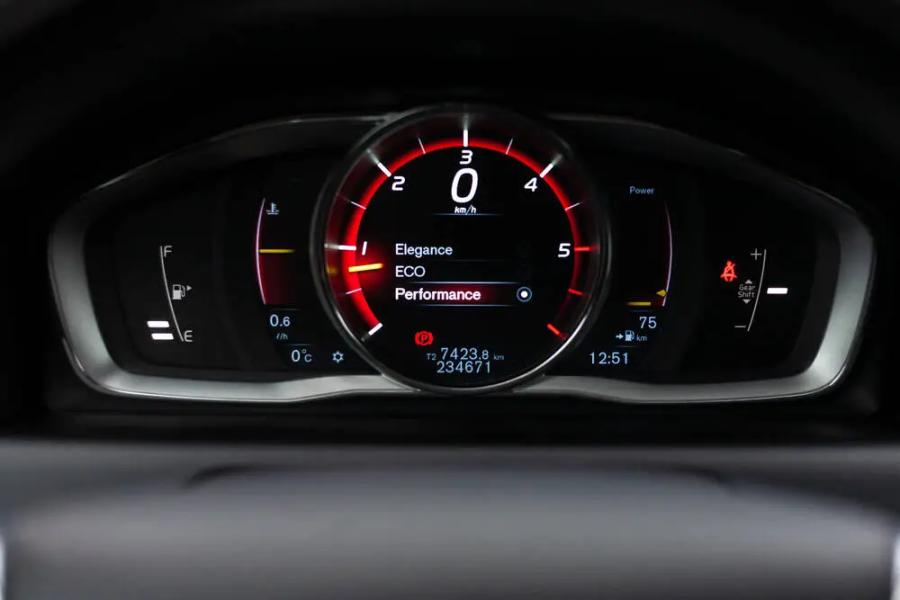 Grey Volvo XC60 2015 in Riga, with an engine capacity of 2.40 L and mileage of 234 thousand km for 14995 €, photo 9 on AUTOMOTO.COM.LV