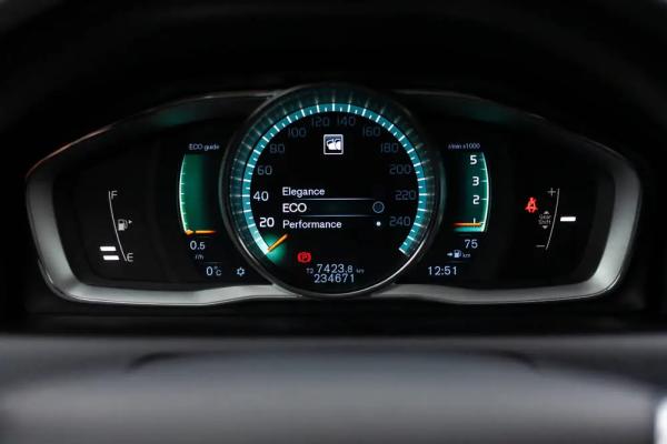Pelēks Volvo XC60 2015 Rīga, ar dzinēja tilpumu 2.40 L un nobraukumu 234 tūkst. km par 14995 €, foto 9 vietnē AUTOMOTO.COM.LV