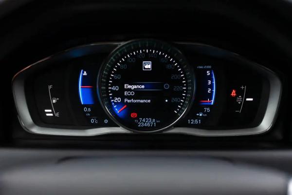 Pelēks Volvo XC60 2015 Rīga, ar dzinēja tilpumu 2.40 L un nobraukumu 234 tūkst. km par 14995 €, foto 10 vietnē AUTOMOTO.COM.LV