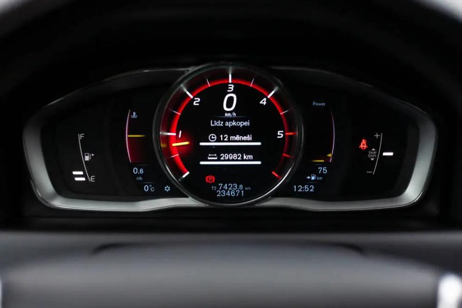 Grey Volvo XC60 2015 in Riga, with an engine capacity of 2.40 L and mileage of 234 thousand km for 14995 €, photo 12 on AUTOMOTO.COM.LV