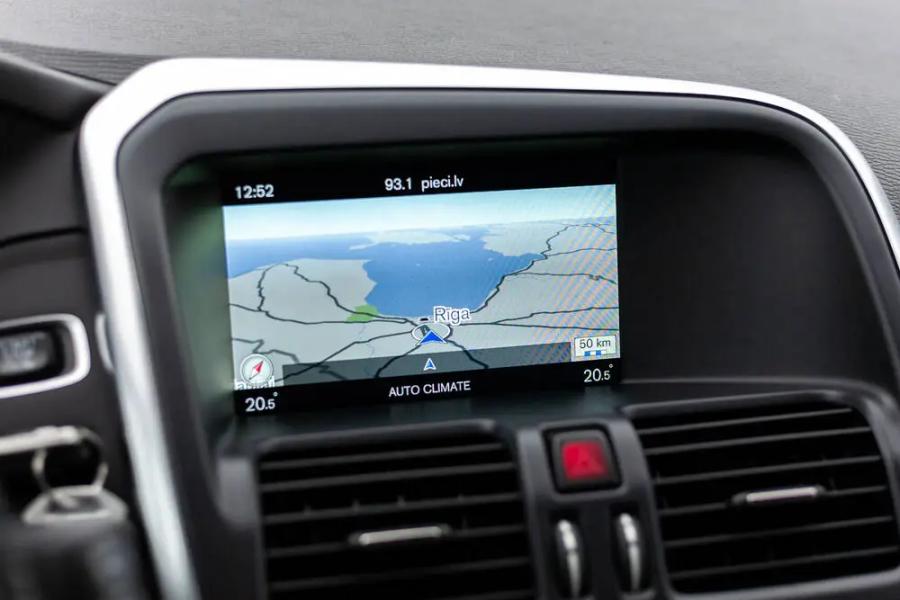 Grey Volvo XC60 2015 in Riga, with an engine capacity of 2.40 L and mileage of 234 thousand km for 14995 €, photo 14 on AUTOMOTO.COM.LV