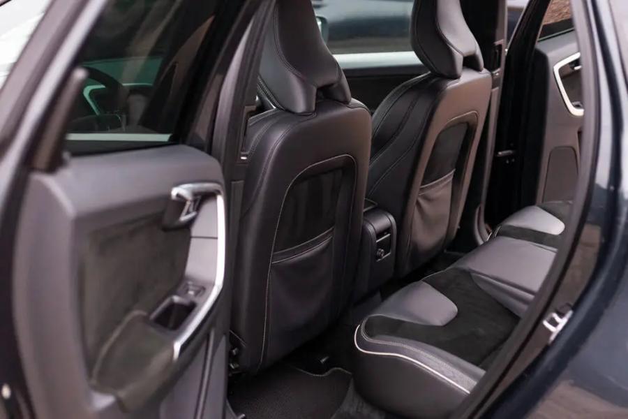 Grey Volvo XC60 2015 in Riga, with an engine capacity of 2.40 L and mileage of 234 thousand km for 14995 €, photo 20 on AUTOMOTO.COM.LV