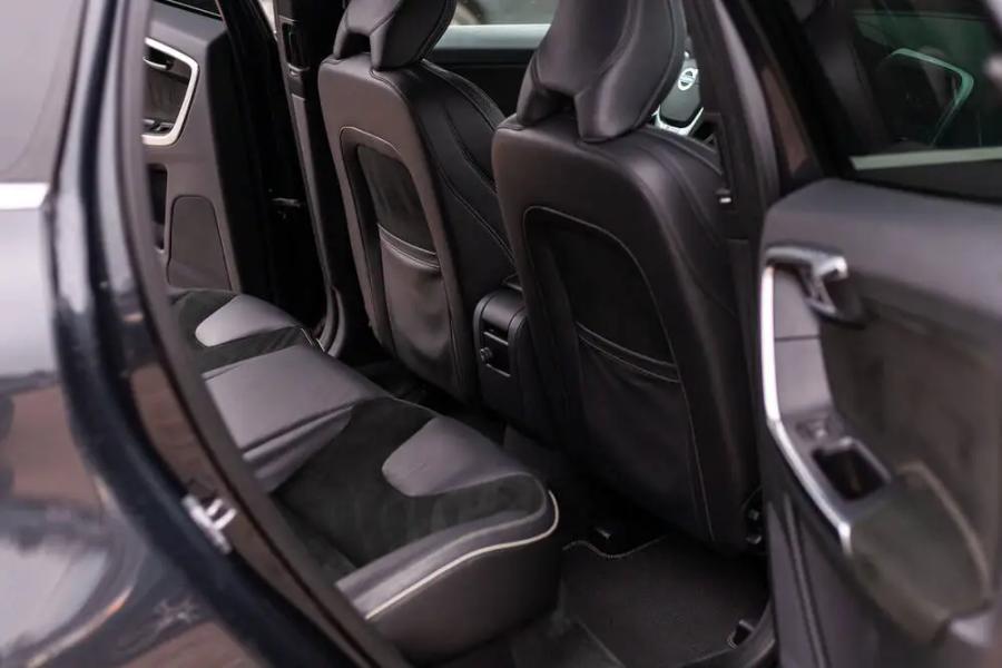 Grey Volvo XC60 2015 in Riga, with an engine capacity of 2.40 L and mileage of 234 thousand km for 14995 €, photo 21 on AUTOMOTO.COM.LV