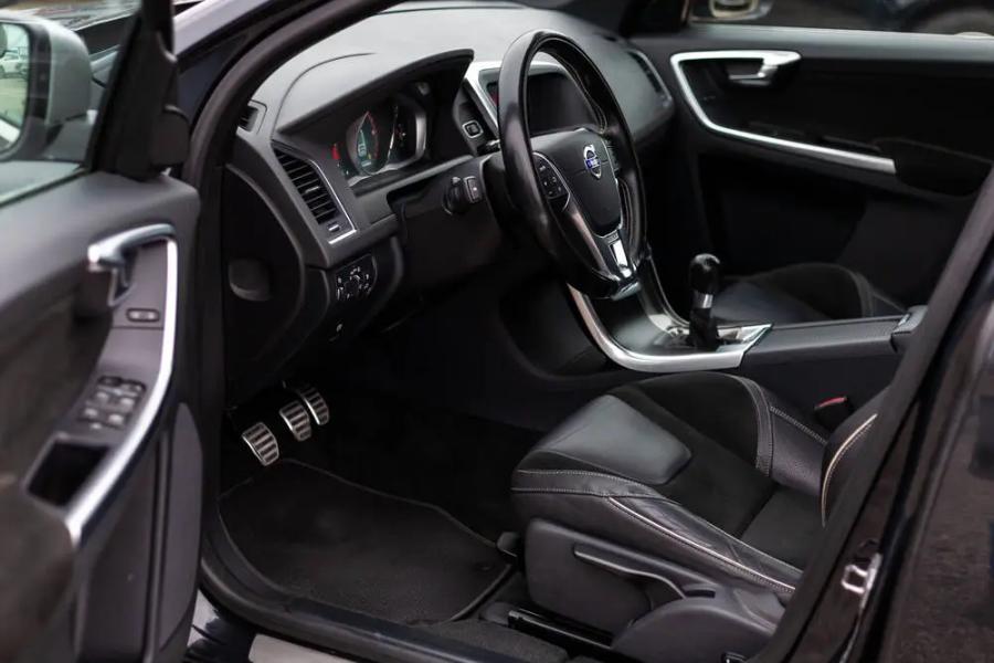 Grey Volvo XC60 2015 in Riga, with an engine capacity of 2.40 L and mileage of 234 thousand km for 14995 €, photo 23 on AUTOMOTO.COM.LV