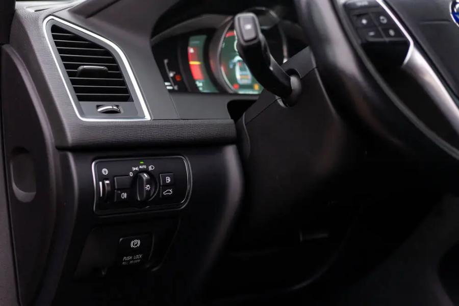 Grey Volvo XC60 2015 in Riga, with an engine capacity of 2.40 L and mileage of 234 thousand km for 14995 €, photo 25 on AUTOMOTO.COM.LV