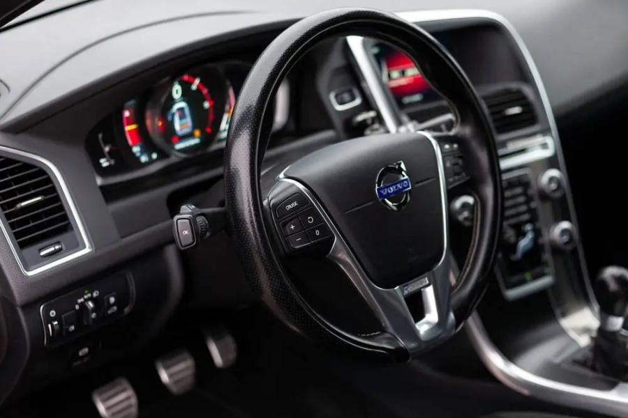 Grey Volvo XC60 2015 in Riga, with an engine capacity of 2.40 L and mileage of 234 thousand km for 14995 €, photo 26 on AUTOMOTO.COM.LV