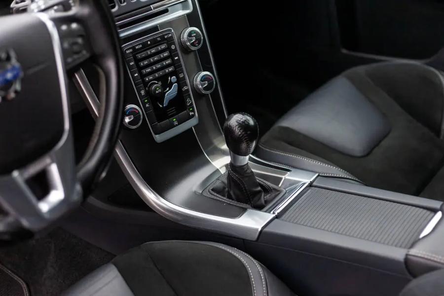 Grey Volvo XC60 2015 in Riga, with an engine capacity of 2.40 L and mileage of 234 thousand km for 14995 €, photo 27 on AUTOMOTO.COM.LV