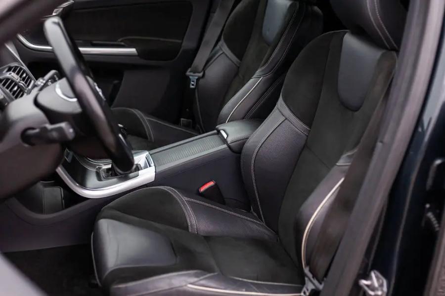 Grey Volvo XC60 2015 in Riga, with an engine capacity of 2.40 L and mileage of 234 thousand km for 14995 €, photo 28 on AUTOMOTO.COM.LV