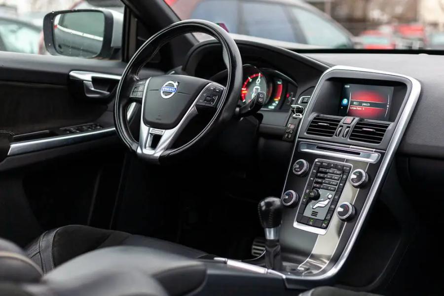 Grey Volvo XC60 2015 in Riga, with an engine capacity of 2.40 L and mileage of 234 thousand km for 14995 €, photo 32 on AUTOMOTO.COM.LV
