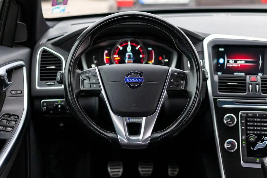 Grey Volvo XC60 2015 in Riga, with an engine capacity of 2.40 L and mileage of 234 thousand km for 14995 €, photo 33 on AUTOMOTO.COM.LV