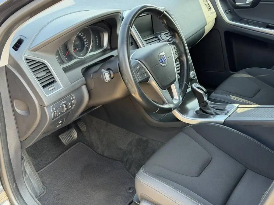 Grey Volvo XC60 2015 in Riga, with an engine capacity of 2.00 L and mileage of 182 thousand km for 12950 €, photo 8 on AUTOMOTO.COM.LV