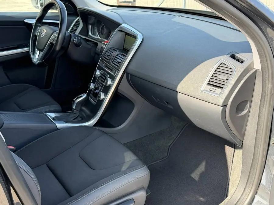 Grey Volvo XC60 2015 in Riga, with an engine capacity of 2.00 L and mileage of 182 thousand km for 12950 €, photo 12 on AUTOMOTO.COM.LV