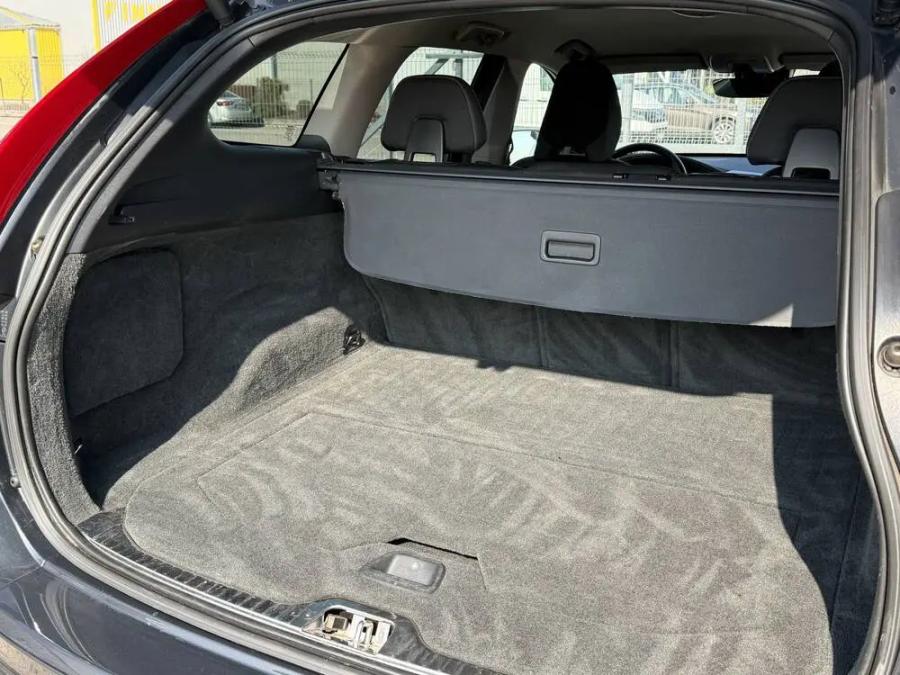 Grey Volvo XC60 2015 in Riga, with an engine capacity of 2.00 L and mileage of 182 thousand km for 12950 €, photo 13 on AUTOMOTO.COM.LV